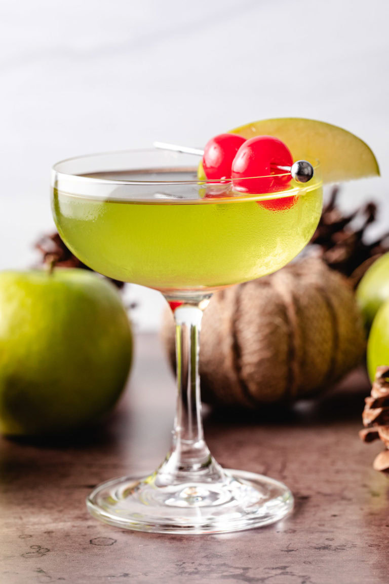 4–Ingredient Sour Apple Martini (Appletini Recipe)